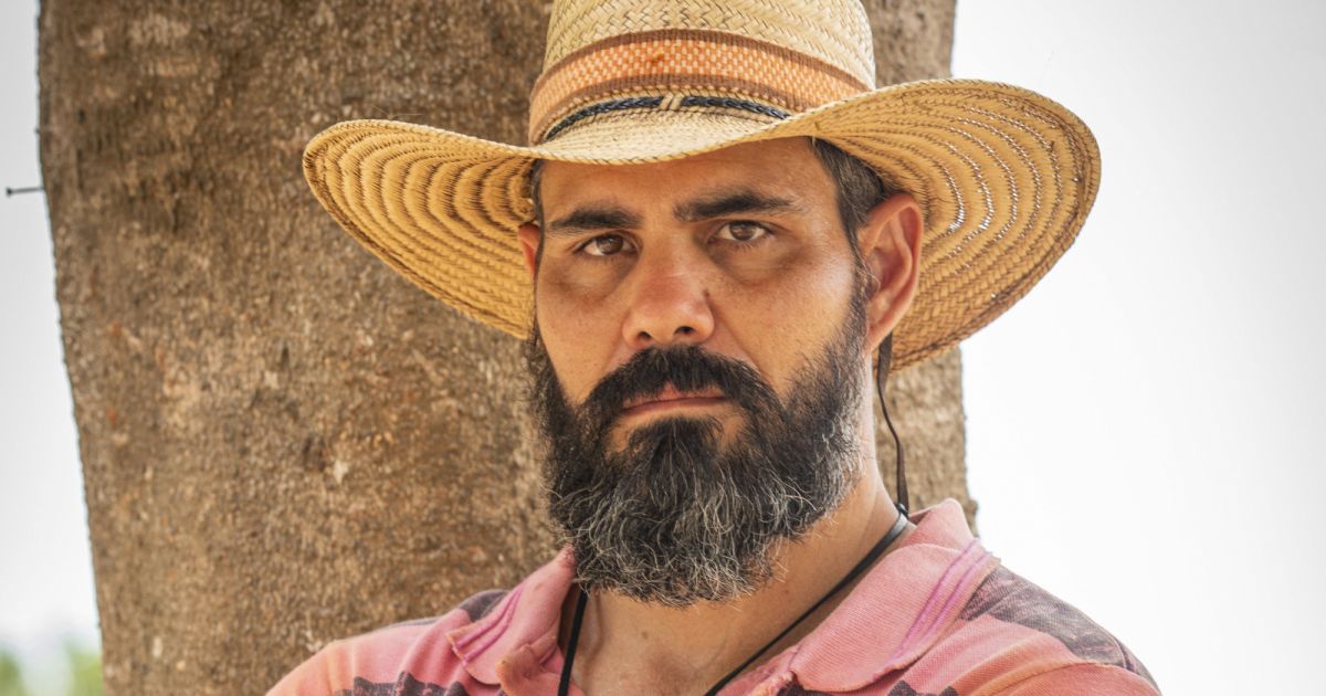 Alcides não repara que Trindade só apareceu para ele, na novela ...