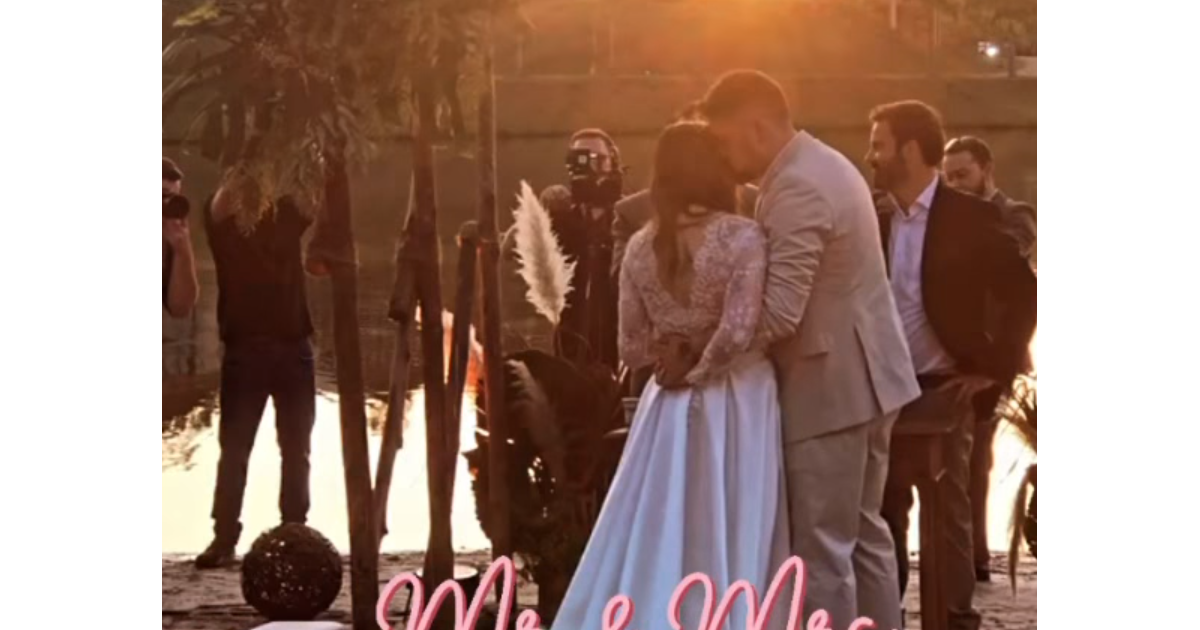 Mari Palma e Phelipe Siani trocam carinhos durante cerimônia - Purepeople