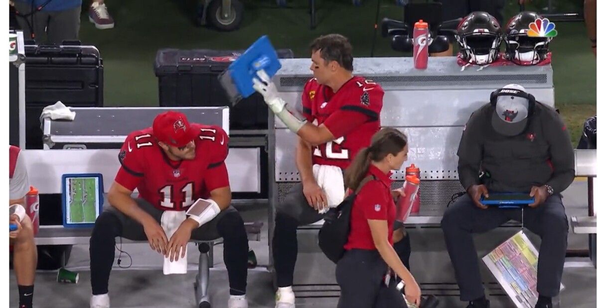 Foto: Tom Brady quebrou um tablet durante a partida no fim de semana ...