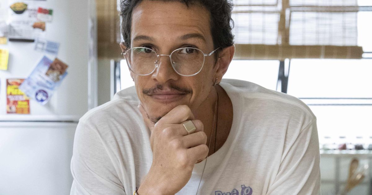 Gil (Rafael Losso) acaba ajudando Ari (Chay Suede) a tomar uma decisão ...