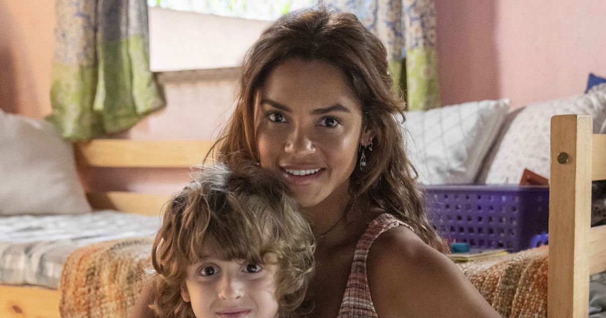 Filho de Ari (Chay Suede) e Brisa (Lucy Alves), Tonho (Vicente Alvite ...