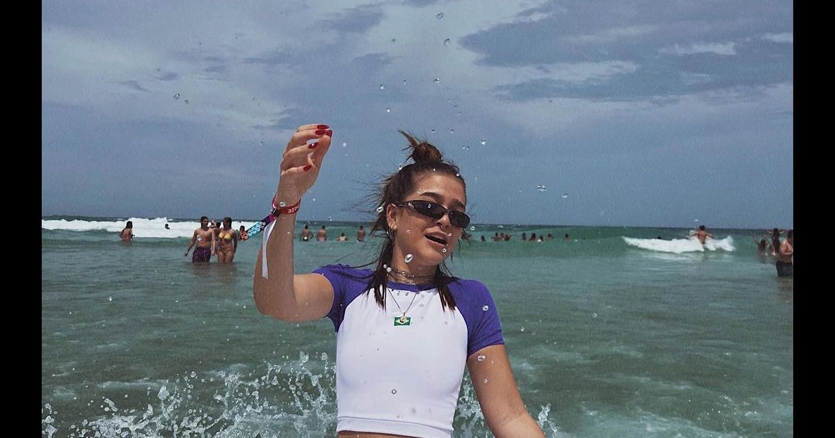 Em uma delas, Mel Maia aparece com um conjunto de biquíni e cropped do ...