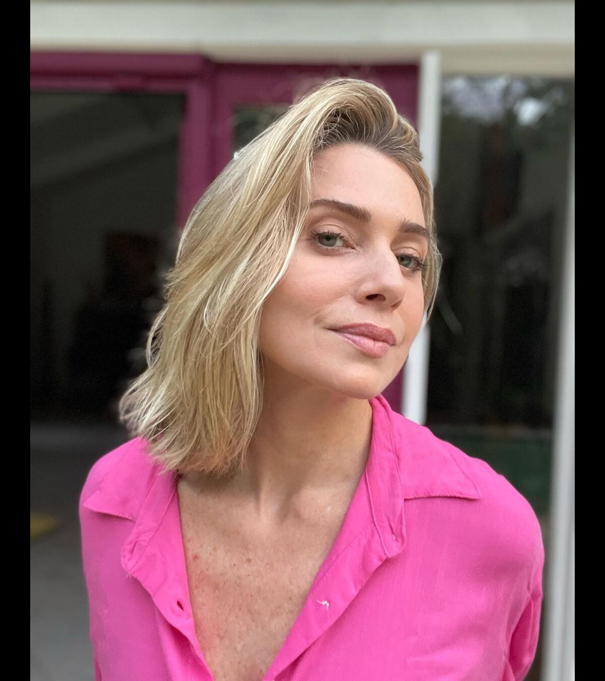 Foto: Leticia Spiller posou natural, com um look rosa - Purepeople