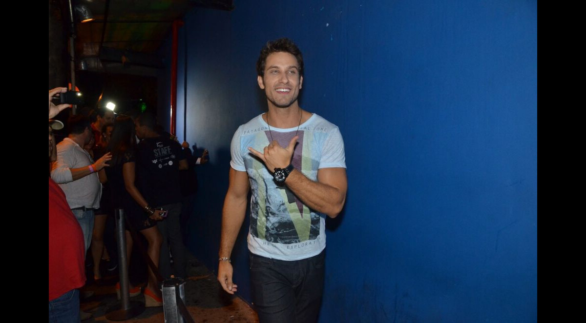 Foto: Elieser posa para foto - Purepeople