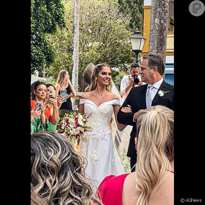 Bárbara Evans entrou acompanhada do pai, José Clark - Purepeople