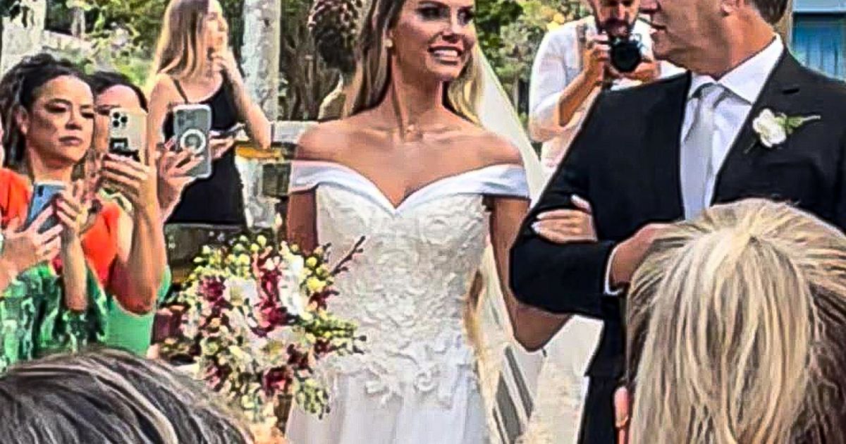 Bárbara Evans entrou acompanhada do pai, José Clark - Purepeople