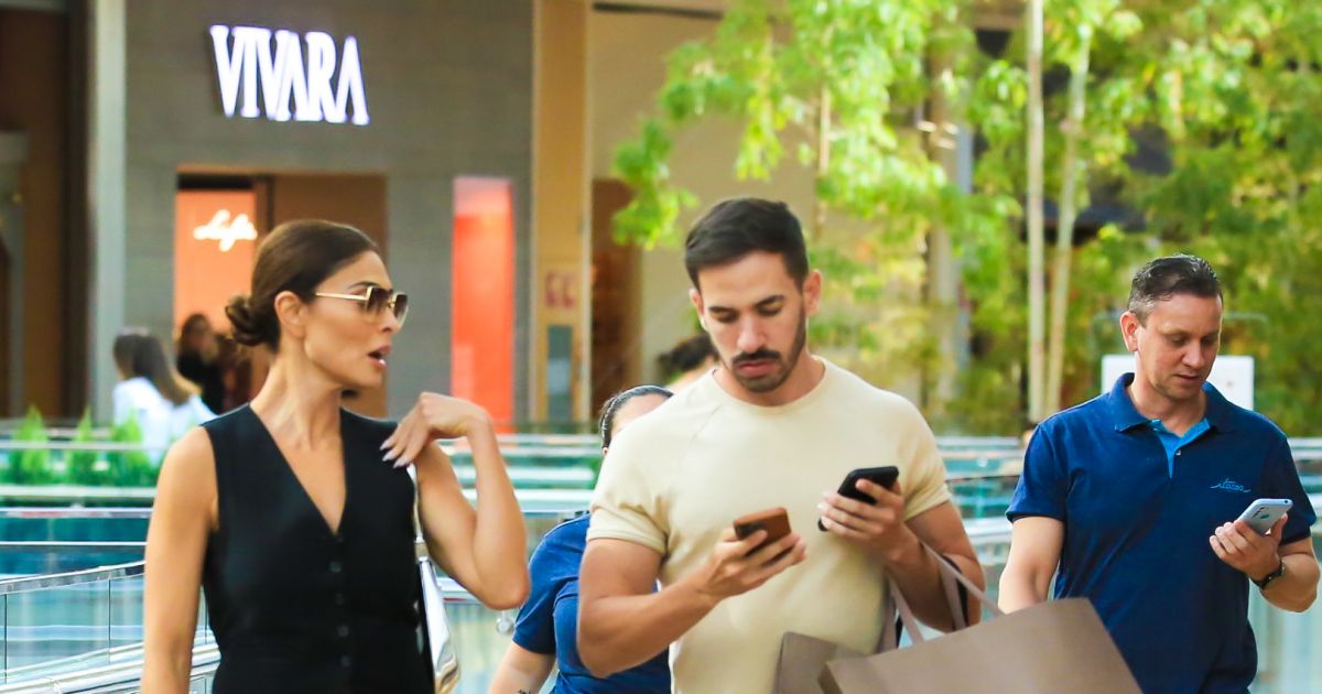 A atriz Juliana Paes foi fotografada em look estiloso durante dia de ...