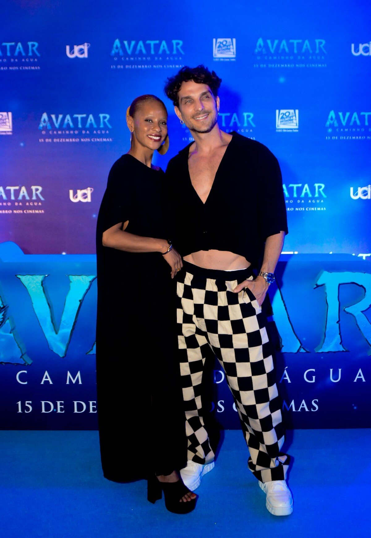 Foto: Igor Rickli usou cropped para assistir pré-estreia de filme com a mulher, Aline Wirley ...