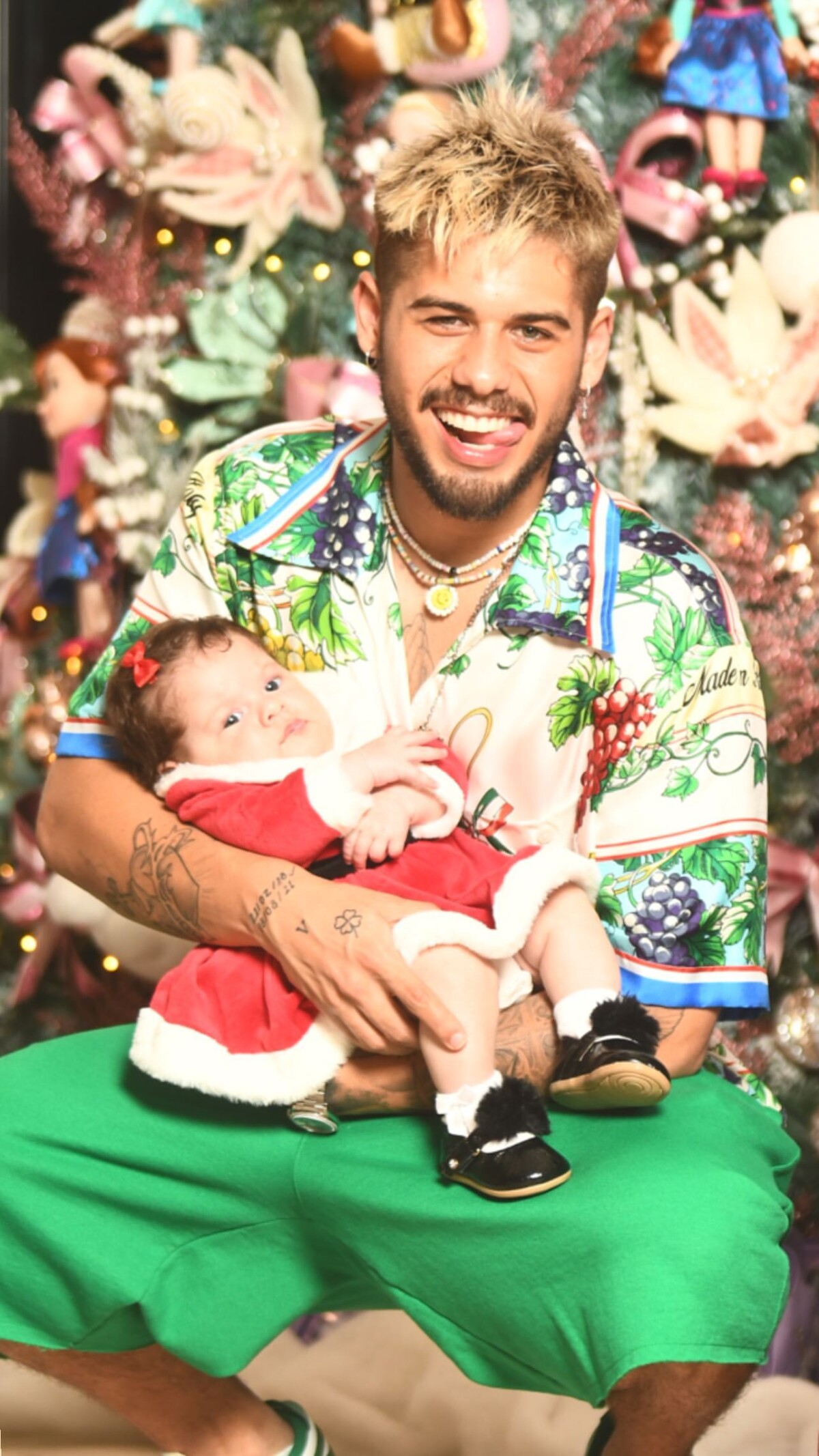 Foto: Filha de Zé Felipe, Maria Flor posa com o pai em foto de Natal ...