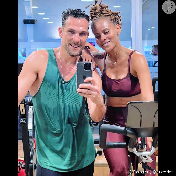 A cantora também é esposa do ator Igor Rickli. - Purepeople