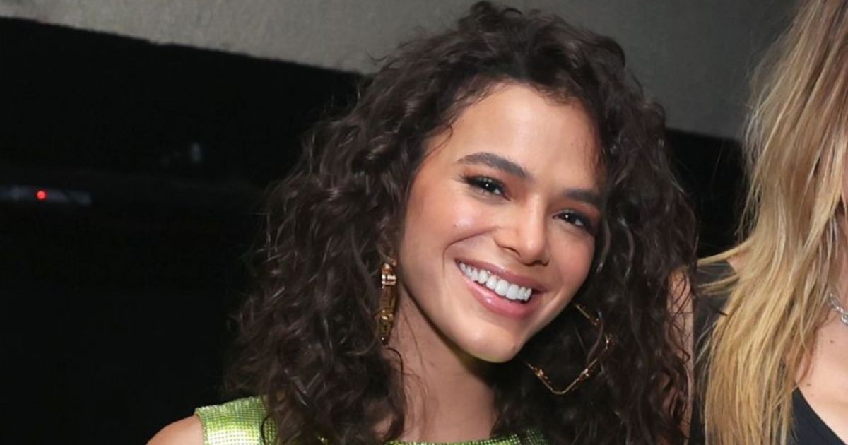 Bruna Marquezine surgiu em público com o cabelo natural durante um show ...