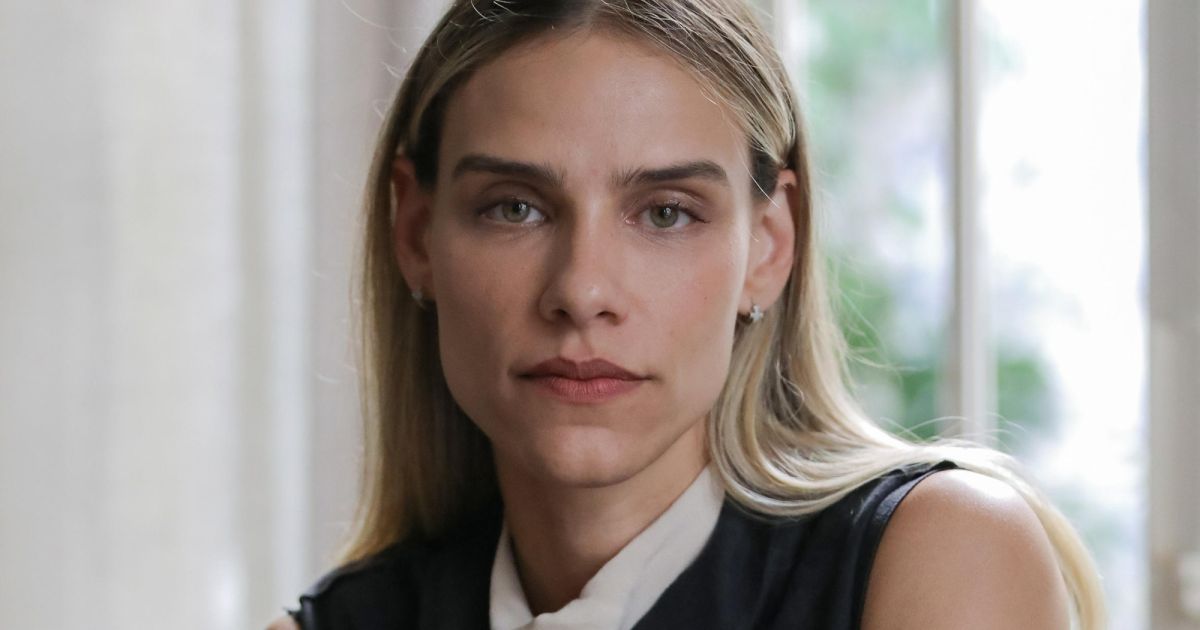 Bia (Clara Buarque) não convence Sara (Isabelle Nassar) de que não ...