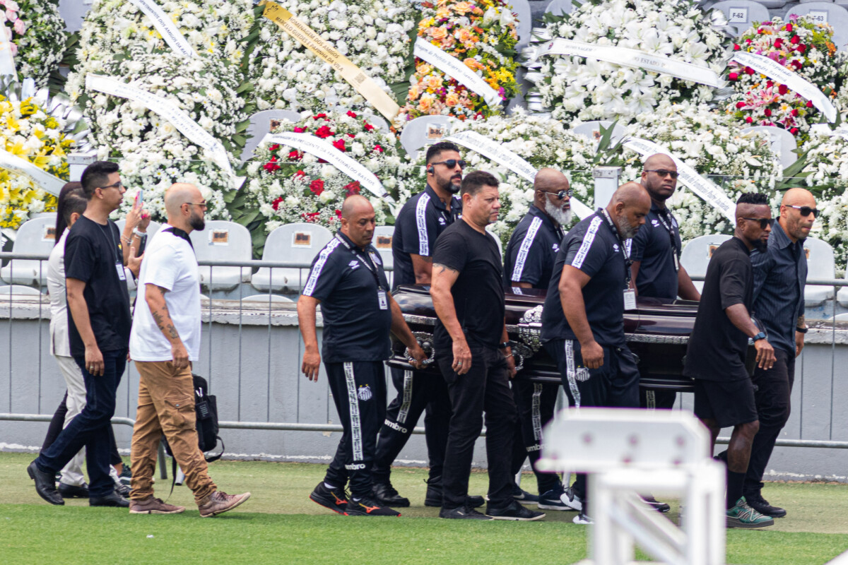 Foto: Velório de Pelé foi marcado por grande comoção na Vila Belmiro ...