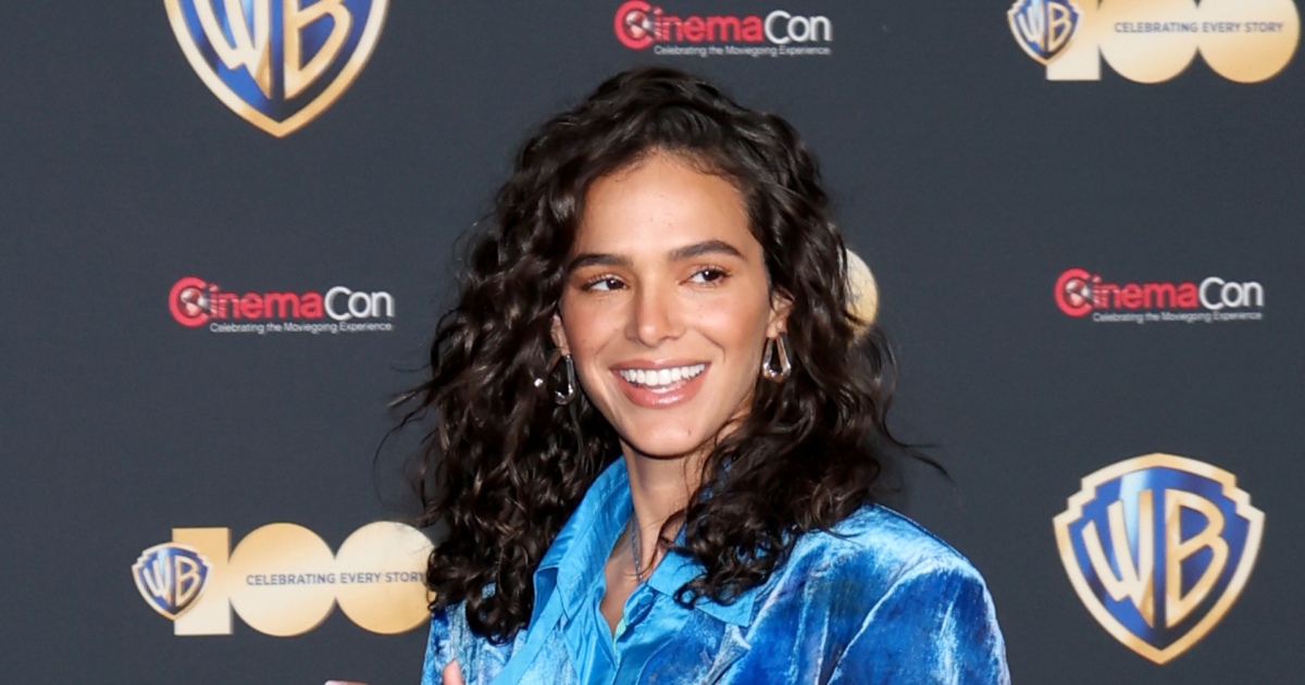 Bruna Marquezine explana beleza com cabelos cacheados e look grifado na ...