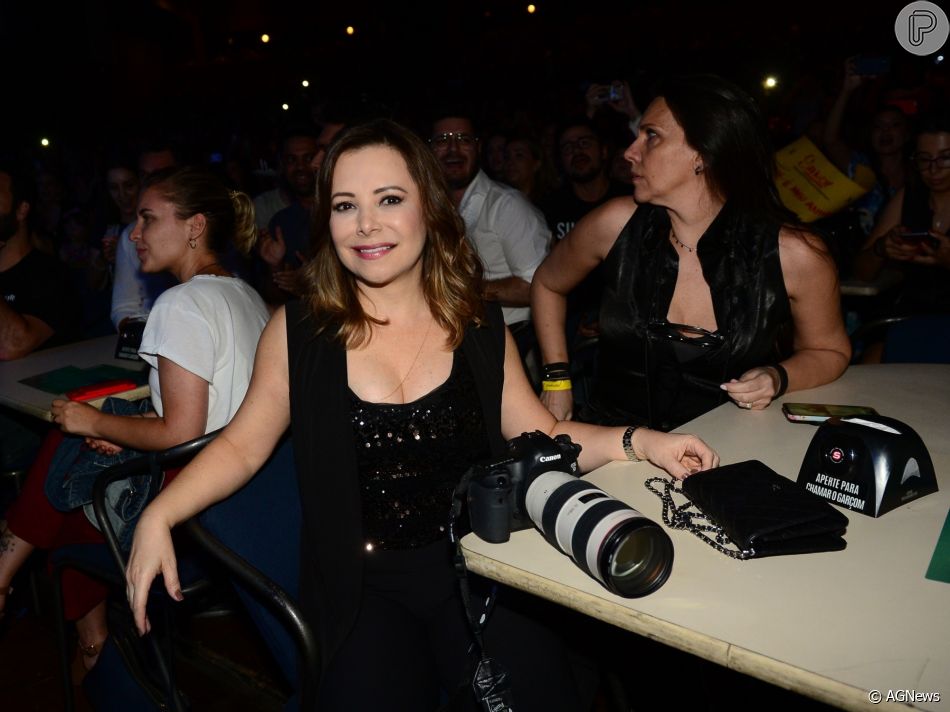 Mãe de Sandy explana beleza em foto e assusta web com aparência jovial ...