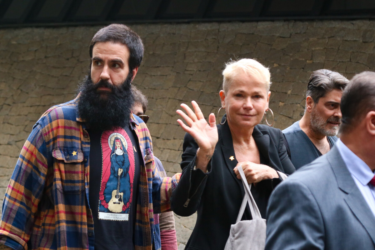 Foto: Abalada, Xuxa acenou para o público e para a imprensa presente ...