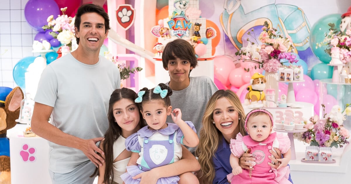 Kaká chama atenção por forte semelhança com os quatro filhos em festa ...