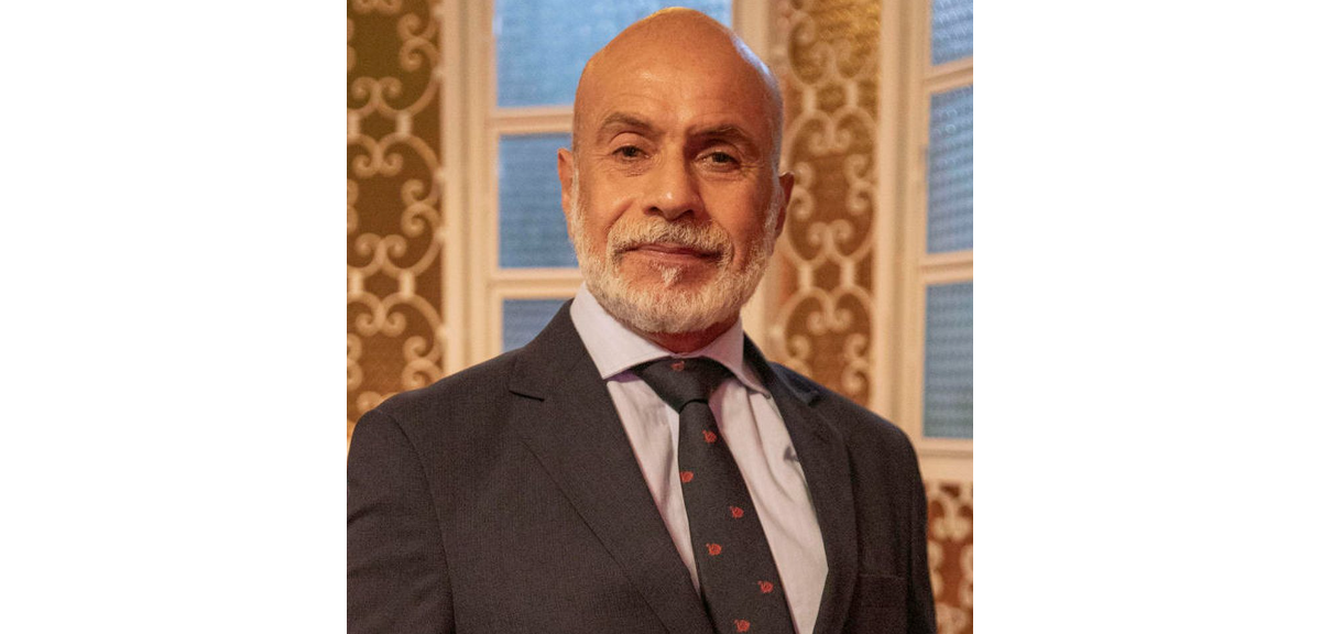 Foto: Em Terra e Paixão, Silvério (Samir Murad) é contratado por Irene (Gloria Pires) para fazer ...