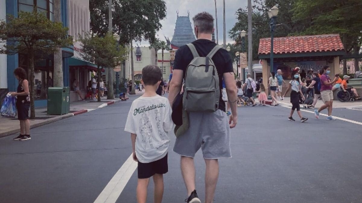 Foto: Lucas Lima não mostra o rosto do filho com Sandy - Purepeople