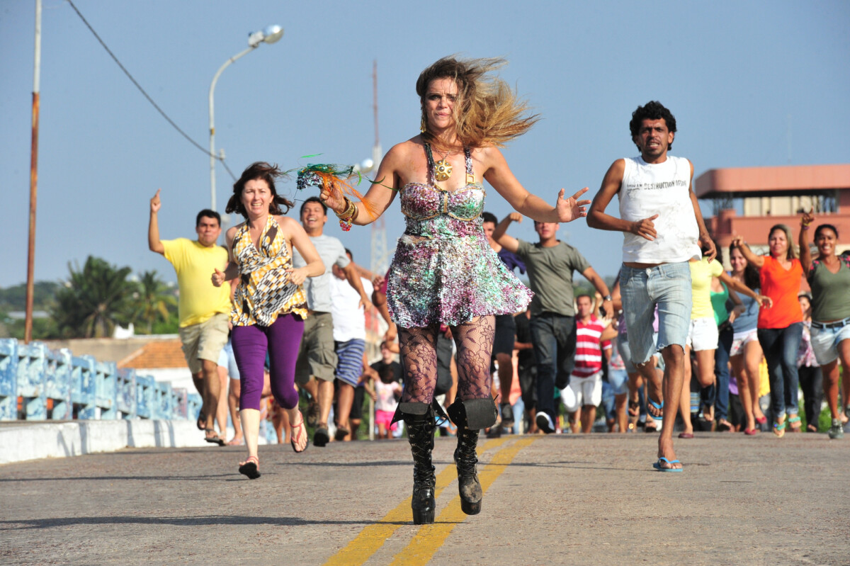 Foto: Socorro ( Titina Medeiros ) correndo desesperada, o povo corre ...