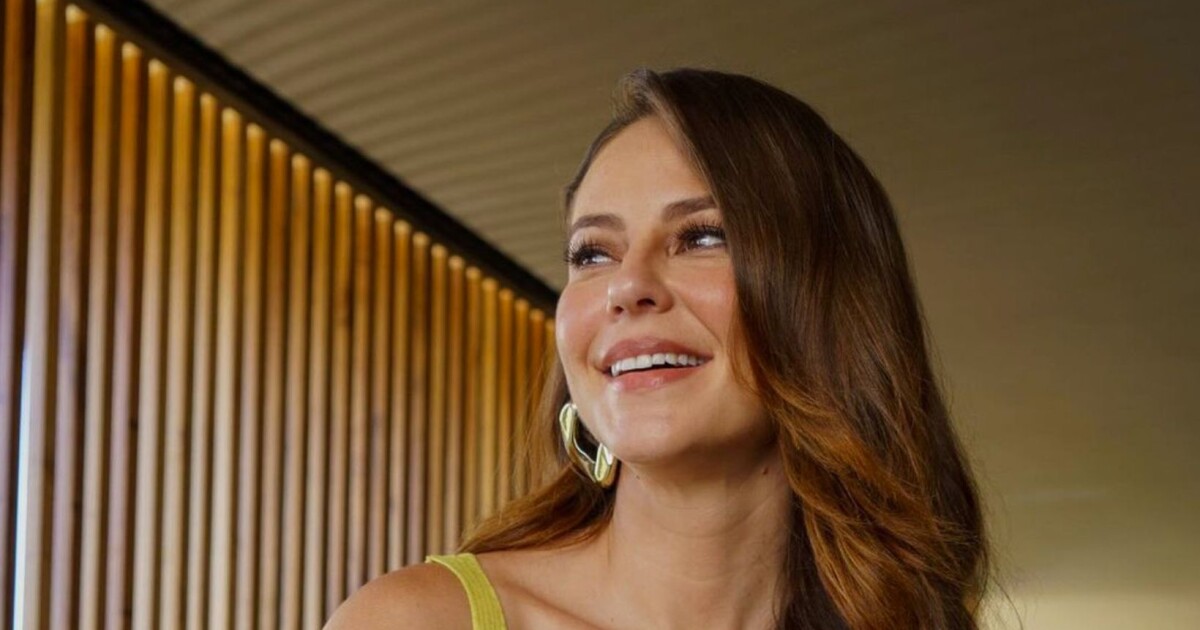 Sem maquiagem, Paolla Oliveira destaca beleza natural em vídeo só de calcinha e esbanja ...