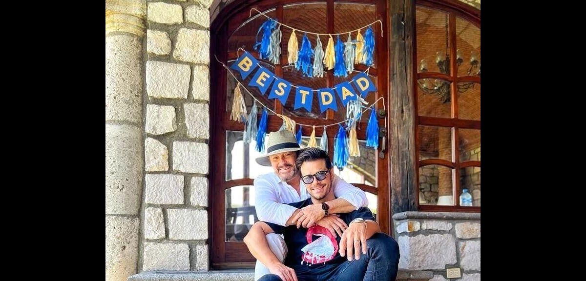 Foto: Brandon Peniche, galã da novela Contigo Sim, com o pai Arturo ...