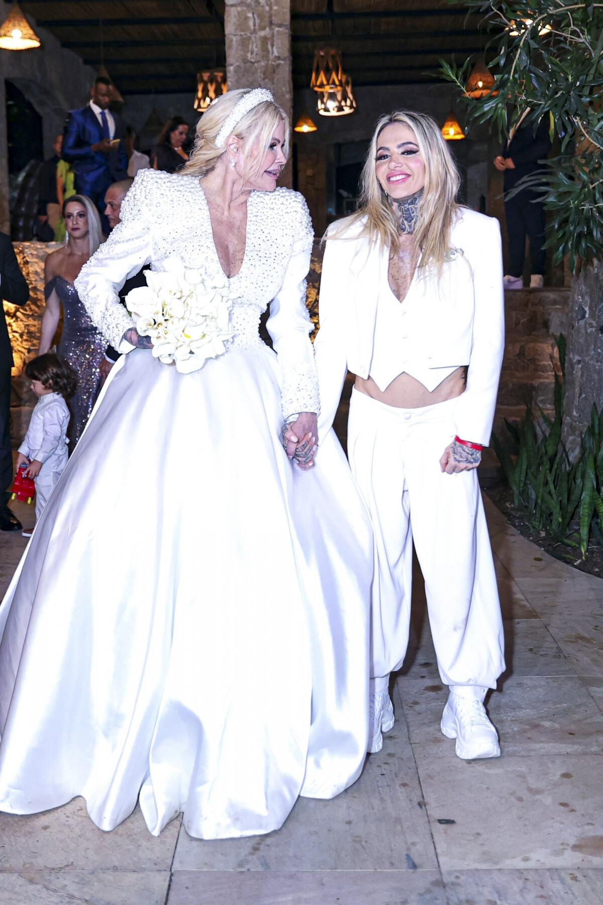 Foto: Monique Evans e Cacá Werneck ganharam muitas coisas de presente ...