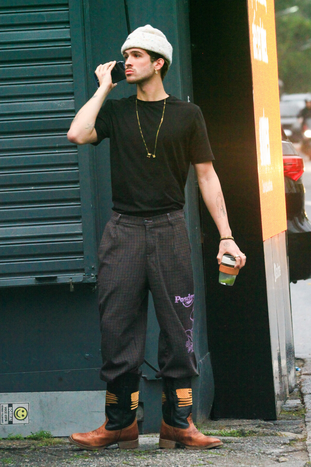 Foto: João Guilherme usou peças inusitadas para compor look no Rio de ...