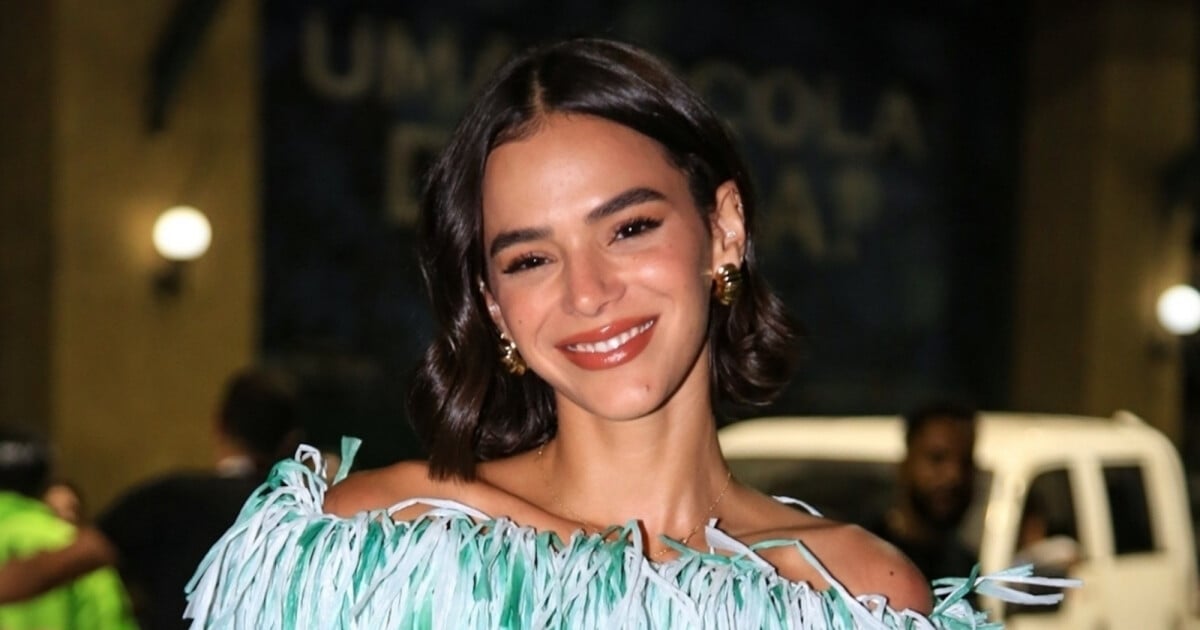Sem maquiagem, Bruna Marquezine ganha buquê de rosas vermelhas e posta ...