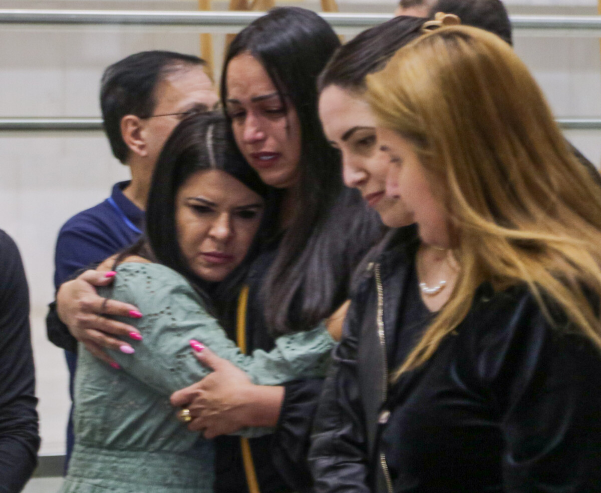 Foto: Velório do cantor Nahim: Mara Maravilha não conteve a emoção ...