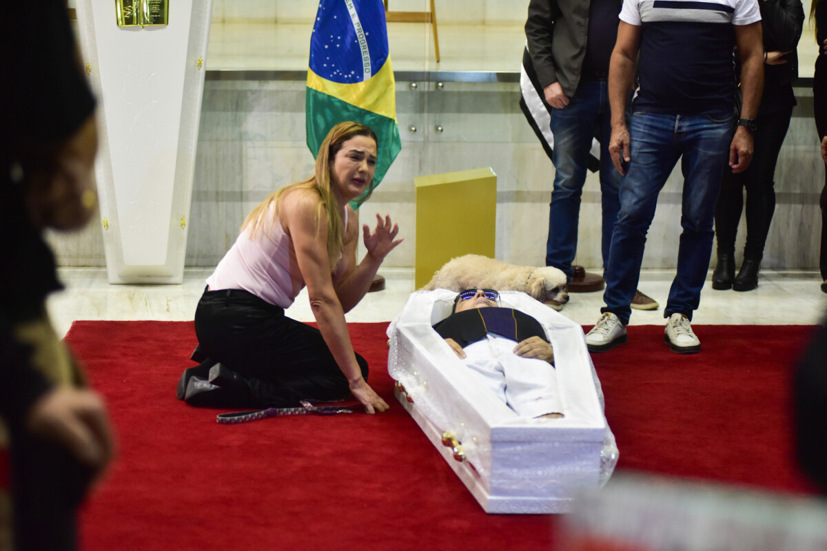 Foto: No velório do cantor Nahim, viúva Andreia Andrade teve crise de ...