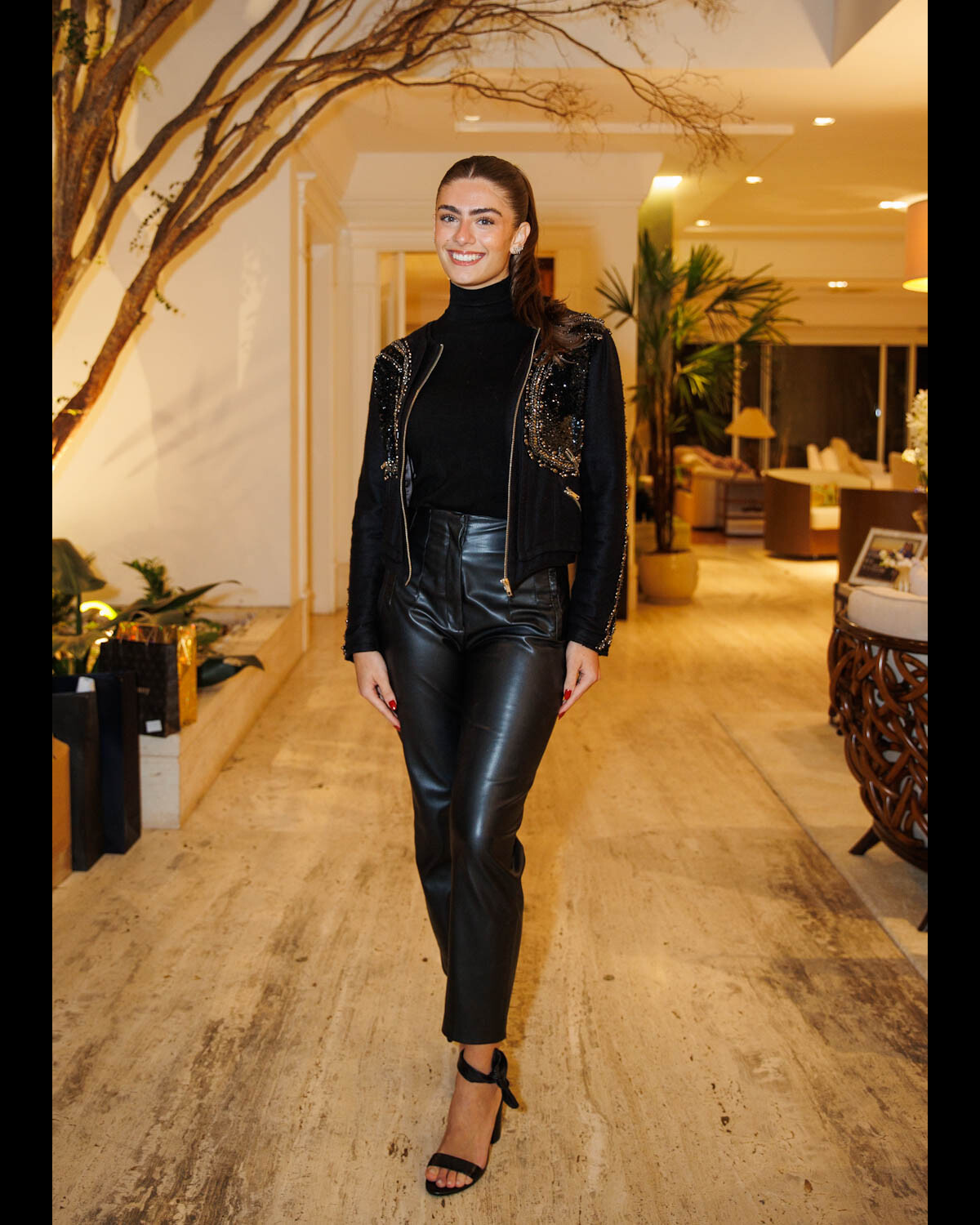 Foto: Filha de Cesar Filho, Luma elegeu calça de couro em look all ...