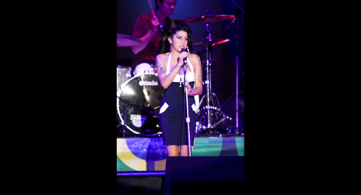 Foto: Performance de Amy Winehouse em janeiro de 2011, durante o seu ...