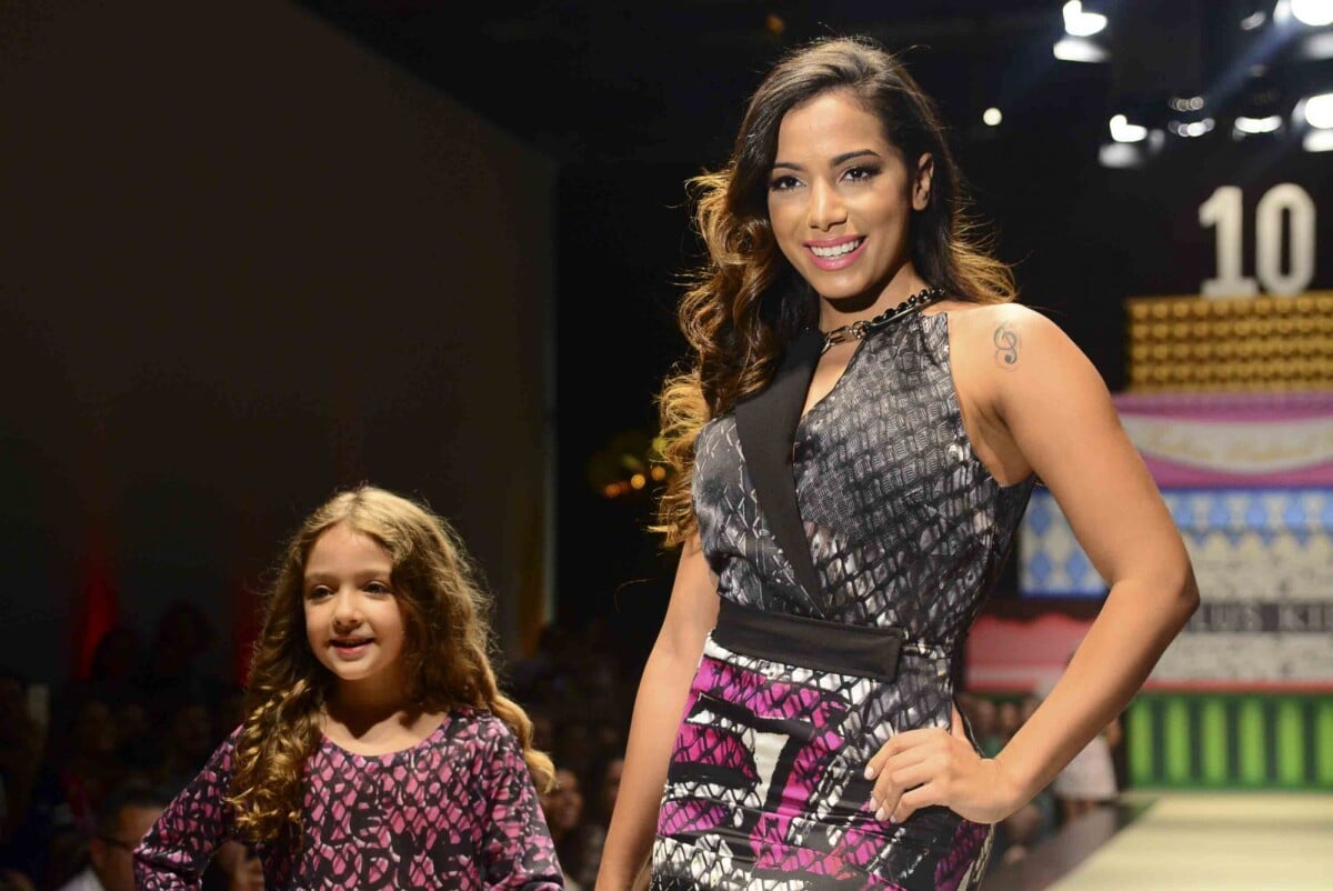 Foto: Anitta desfilou ao lado de uma menina na 20ª Edição do Fashion ...