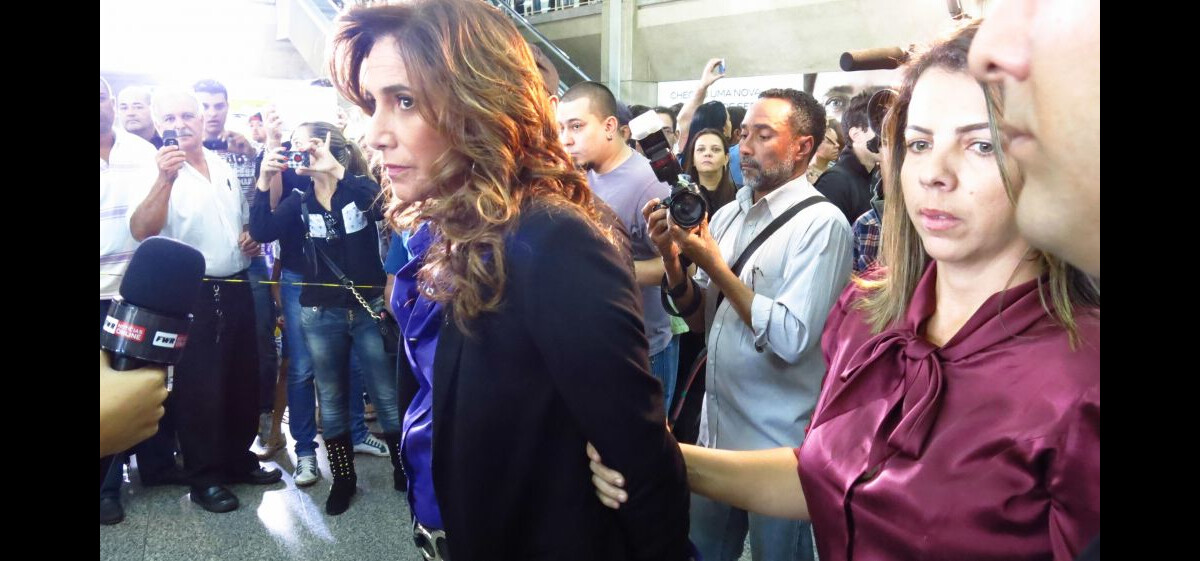 Foto: Totia Meirelles grava cena da prisão de Wanda - Purepeople