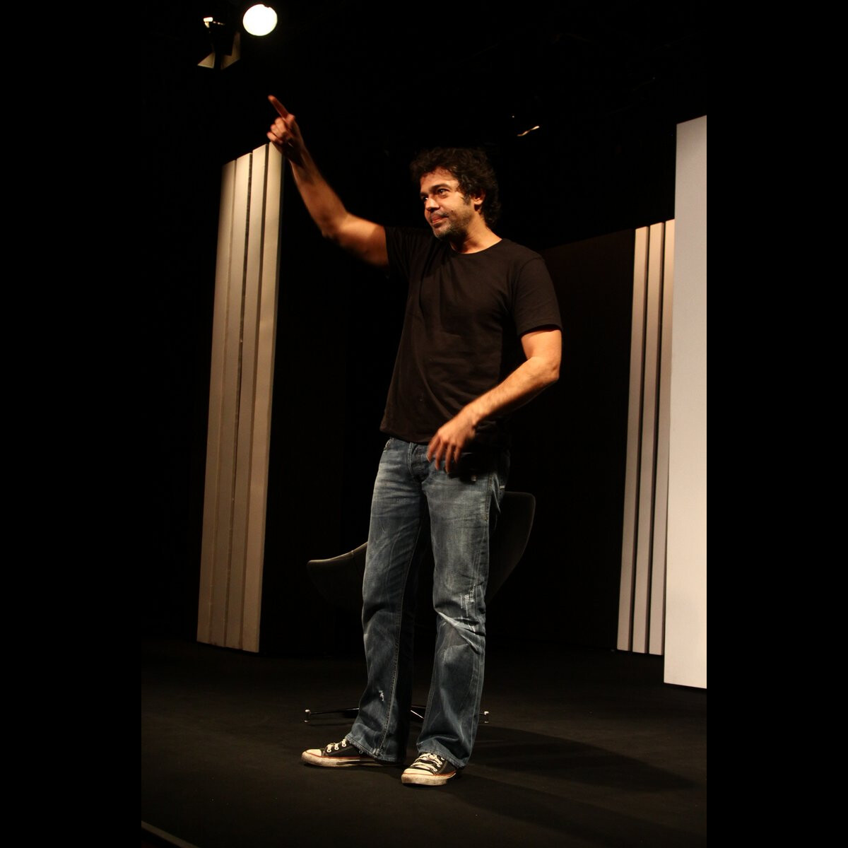 Foto: Bruno Mazzeo em ação no palco do Teatro Leblon - Purepeople