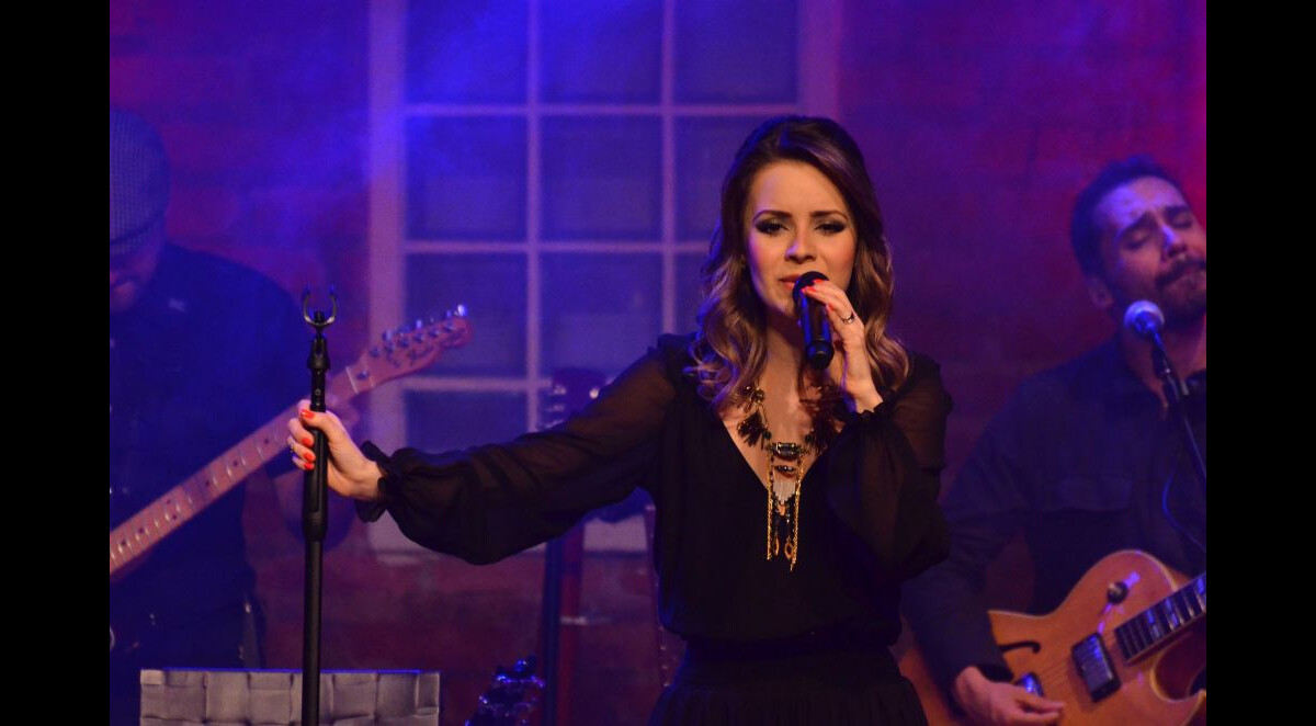 Foto: Sandy canta as músicas do novo álbum, 'Sim' - Purepeople