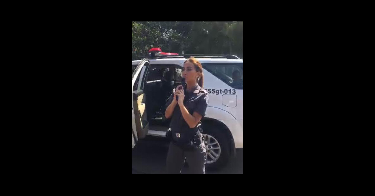 Sabrina Sato veste farda da PM para gravação de programa, em São Paulo ...