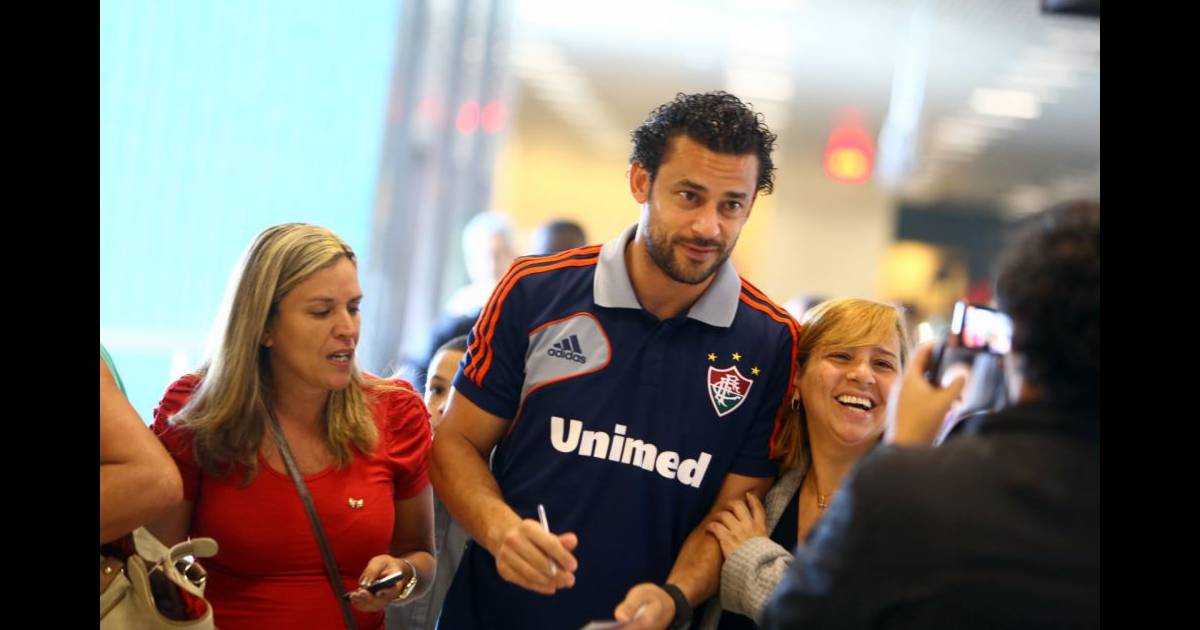 Fred, cercado por fãs em aeroporto do Rio, posa para fotos e dá ...