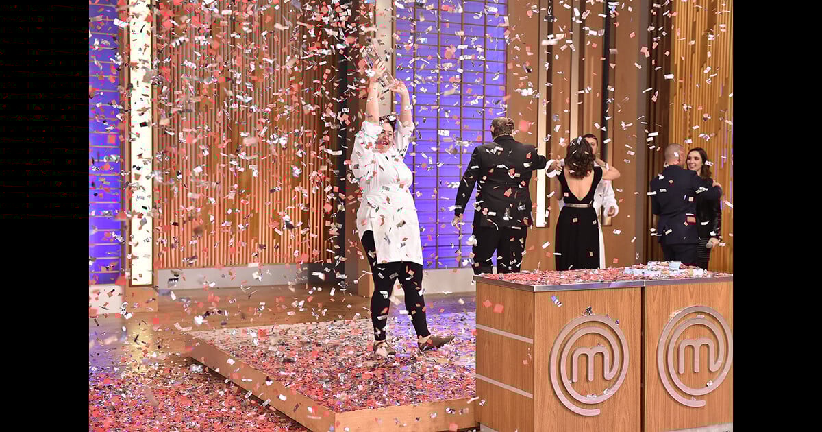 Foto: Izabel Alvares levanta o seu troféu como grande vencedora da ...