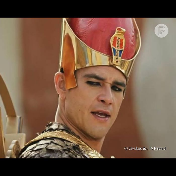 Ramsés (Sérgio Marone) questiona se não deve libertar o povo judeu, na ...