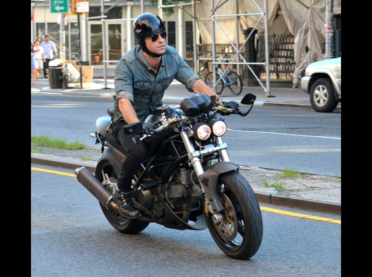 Foto: Frequentemente, Justin Theroux é flagrada andando de moto pela ...