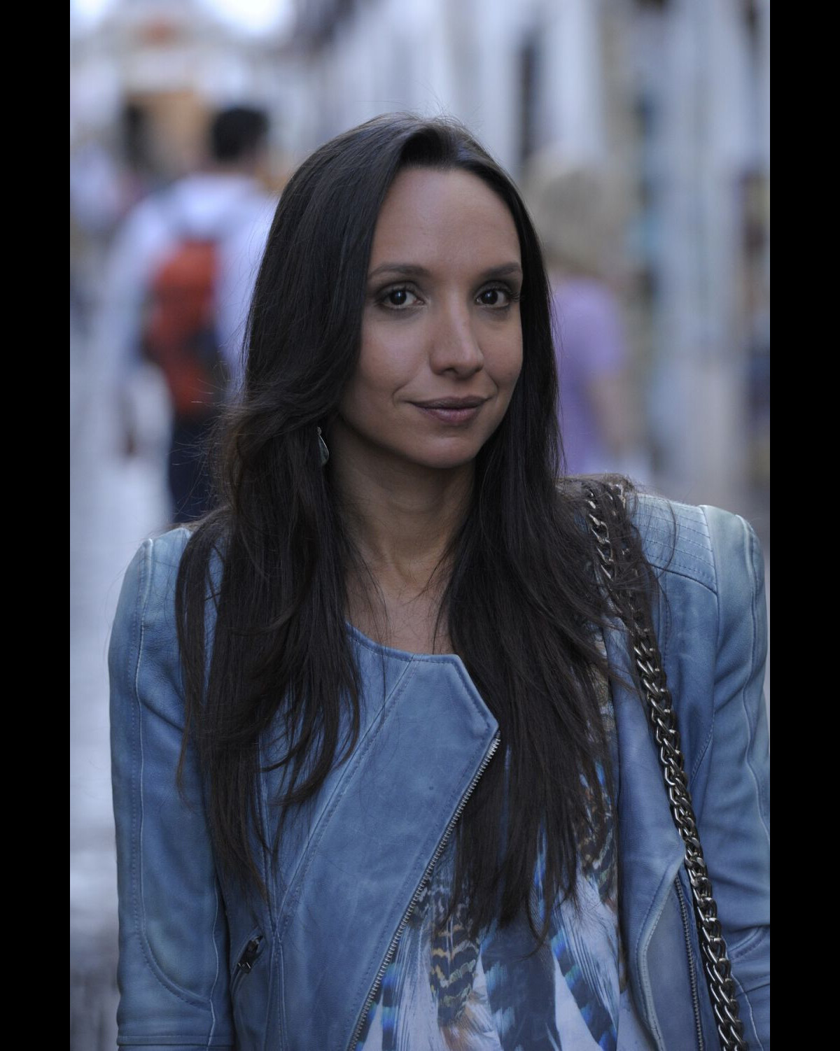 Foto: Alejandra (Maria Maya) esconde um pacote com drogas na bagagem de ...