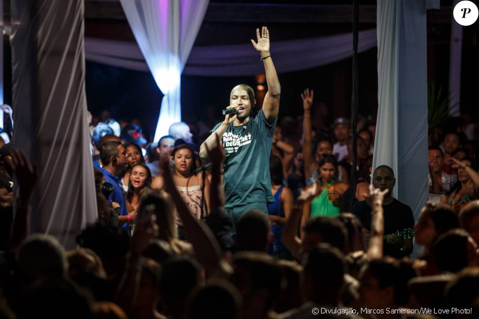 Thiaguinho fez show junto à plateia no evento 'Tardezinha', na Barra da ...