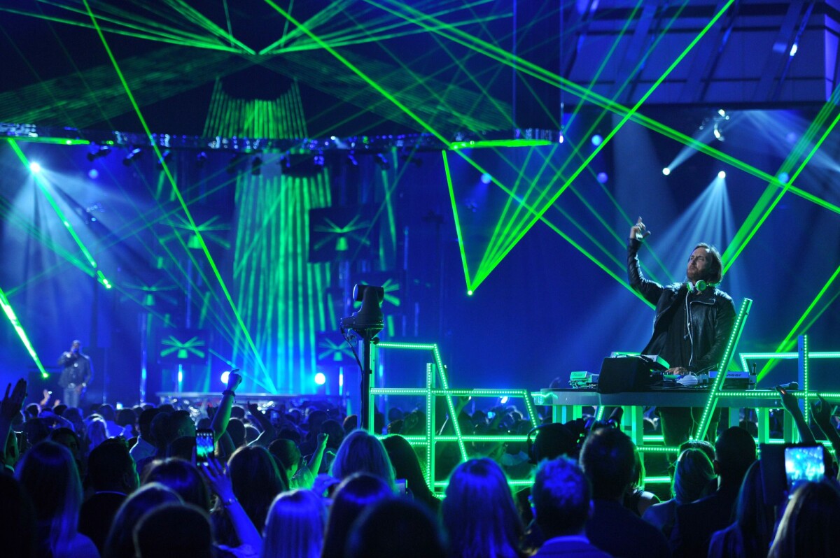 Foto: David Guetta usa e abusa de luzes e jogos de laser durante suas ...