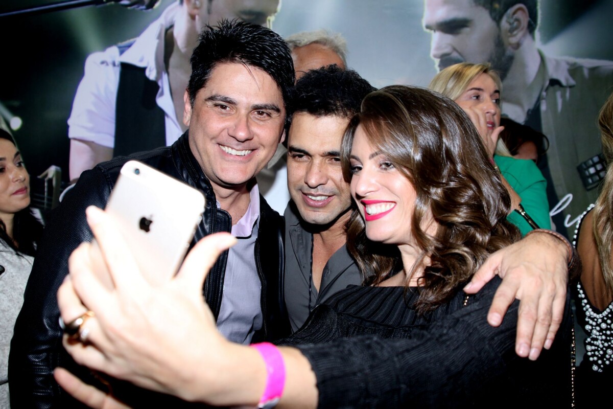 Foto: O apresentador César Filho com a esposa, a atriz Elaine Mickelly ...