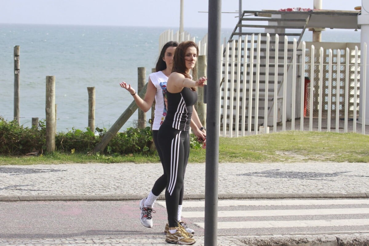 Foto: Deborah Secco aperta o botão para atravessar a rua - Purepeople