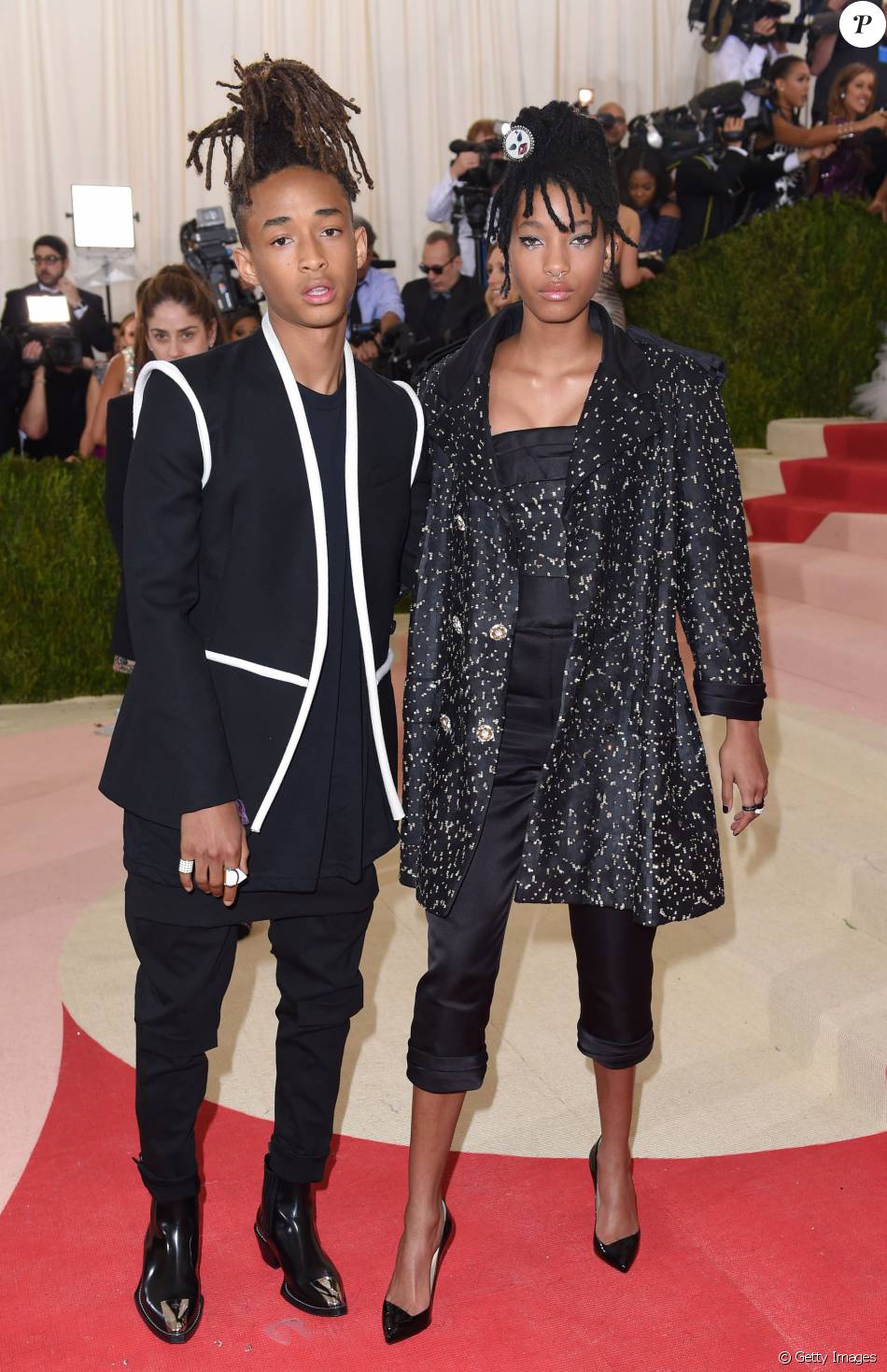 Jaden Smith investiu em um look preto Louis Vuitton enquanto a irmã Willow Smith mostrou estilo ...