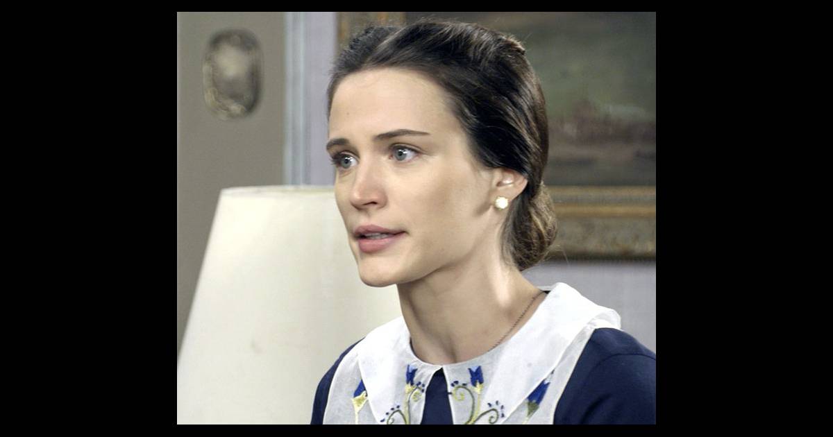 Maria (Bianca Bin) conta a Candinho (Sergio Guizé) que Filomena (Débora ...