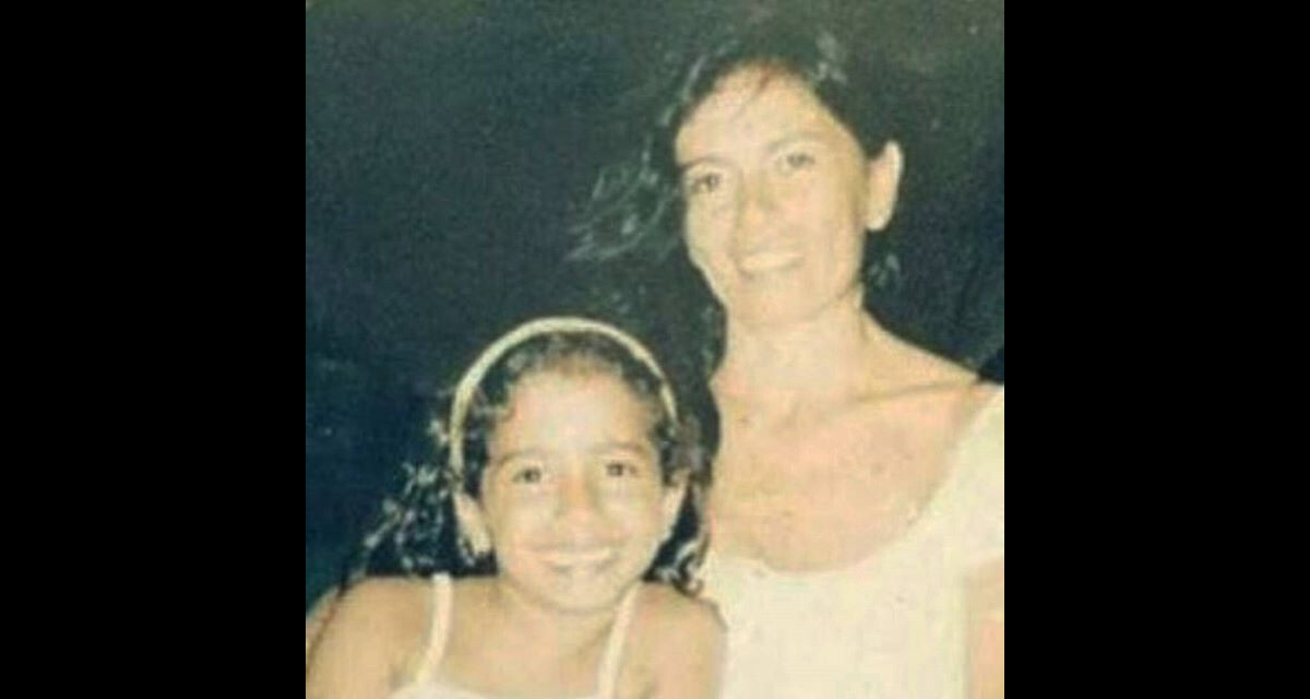 Foto: Anitta postou uma foto quando criança ao lado de sua mãe - Purepeople